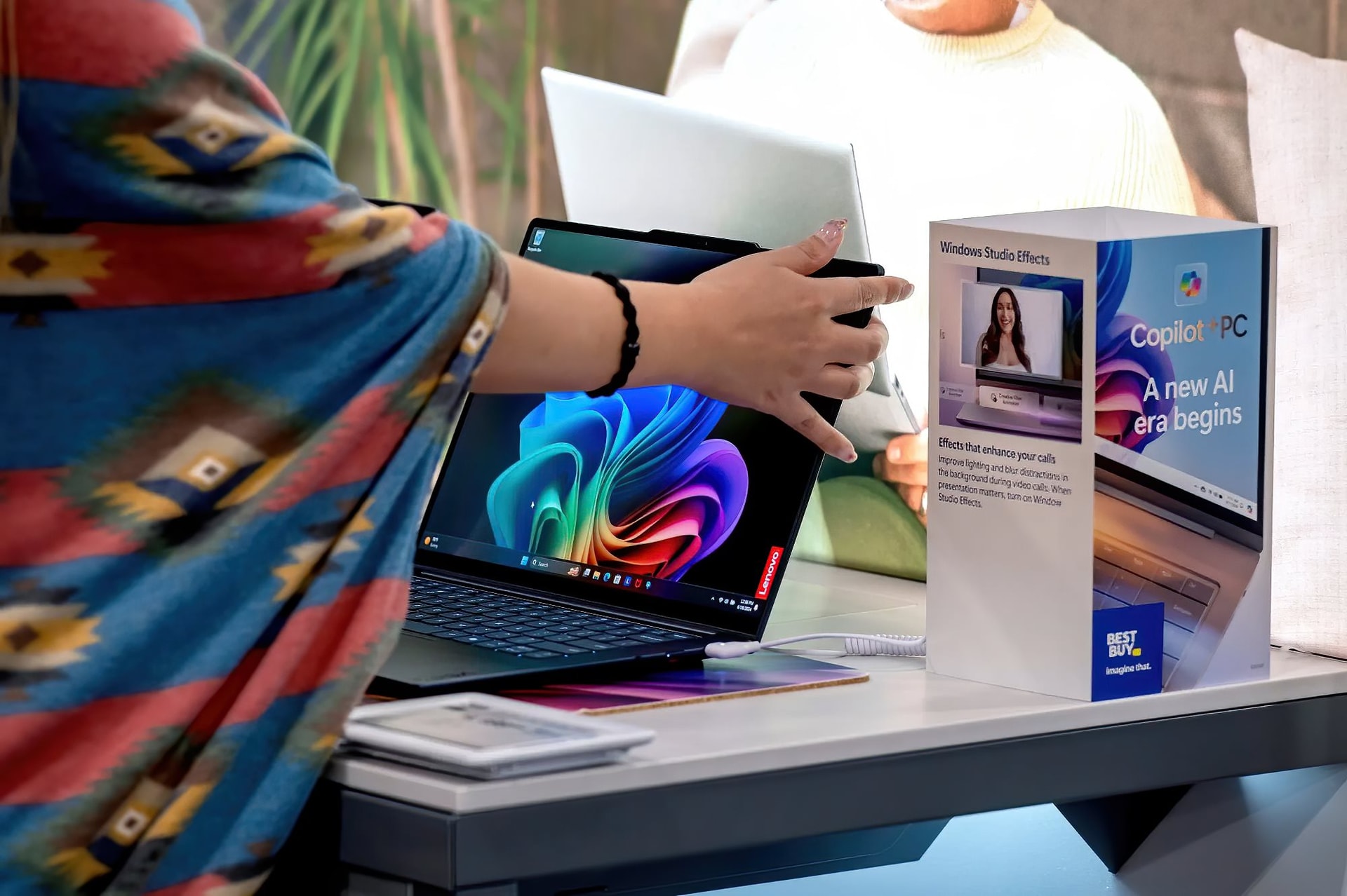 Quảng bá về tiềm năng Copilot AI, Microsoft công bố hợp đồng khủng với ...